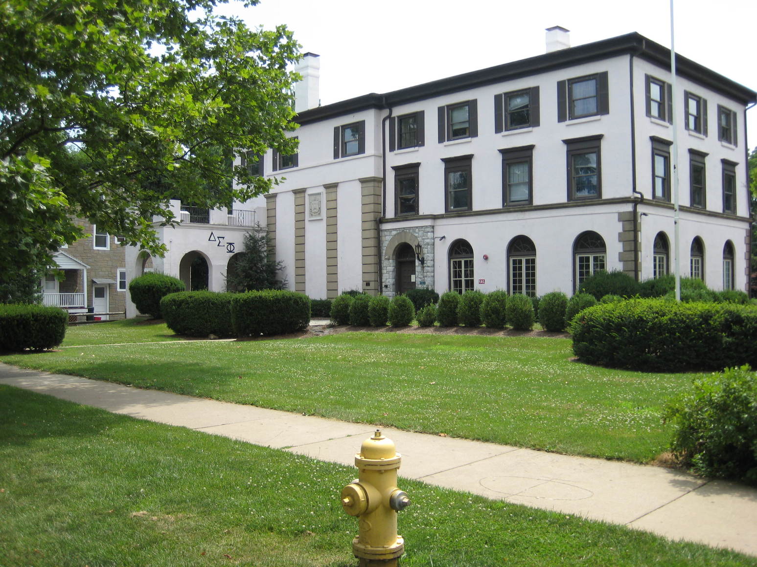 Student Falls 15 Feet From Roof of Delta Sigma Phi