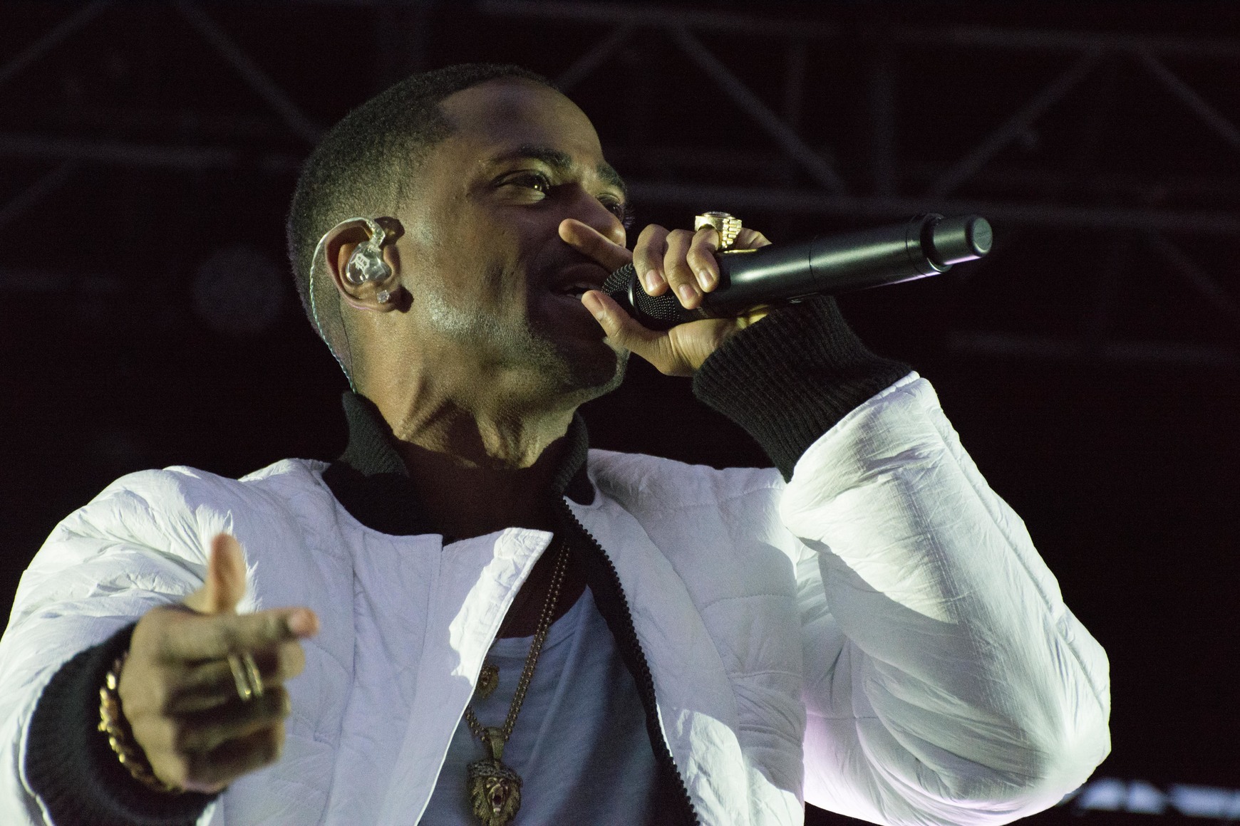 Big Sean Impresses During Movin' On Set